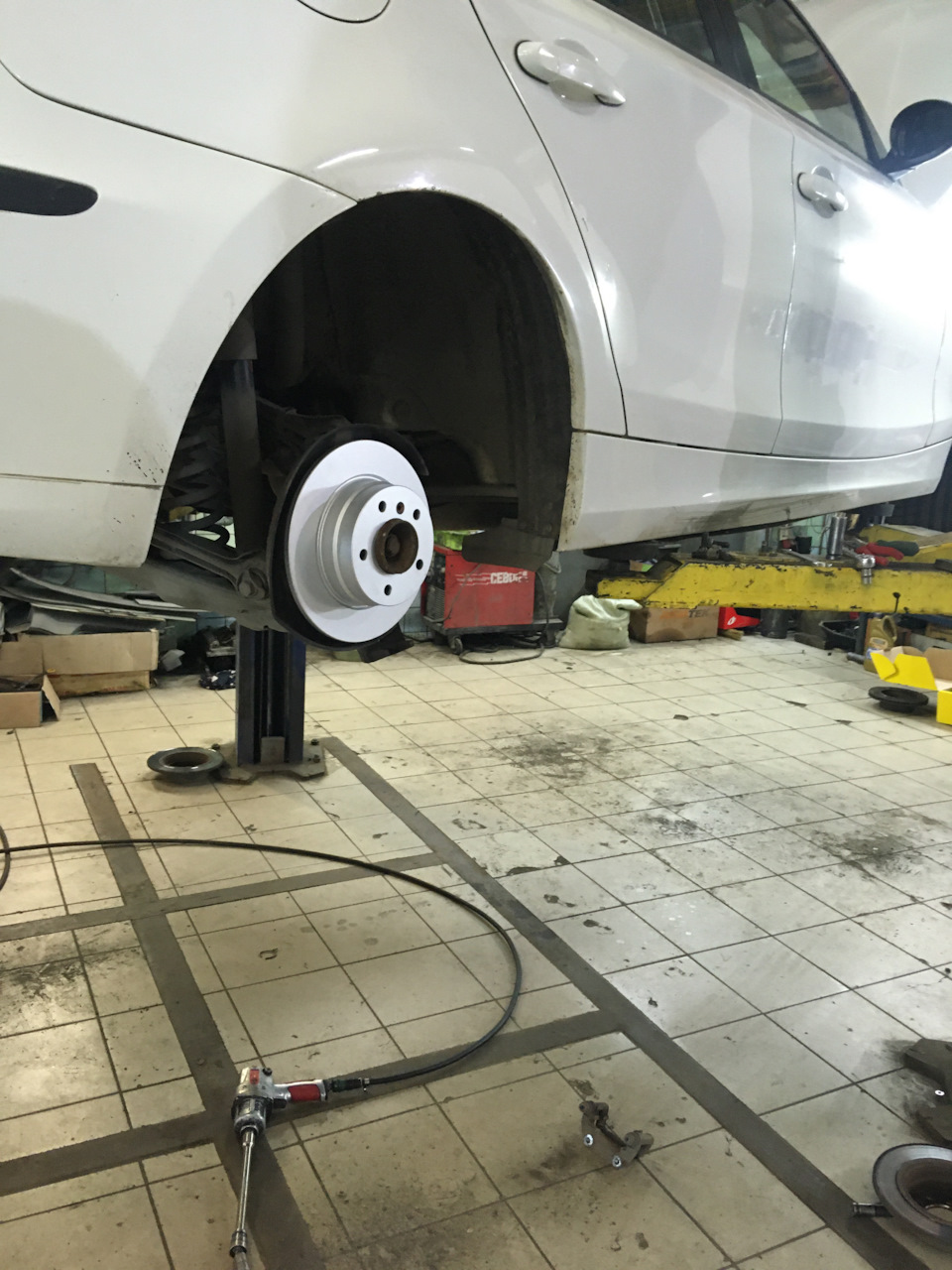 Замена задней правой ступицы 13582210 — Cadillac SRX (2G), 3 л, 2011 ...