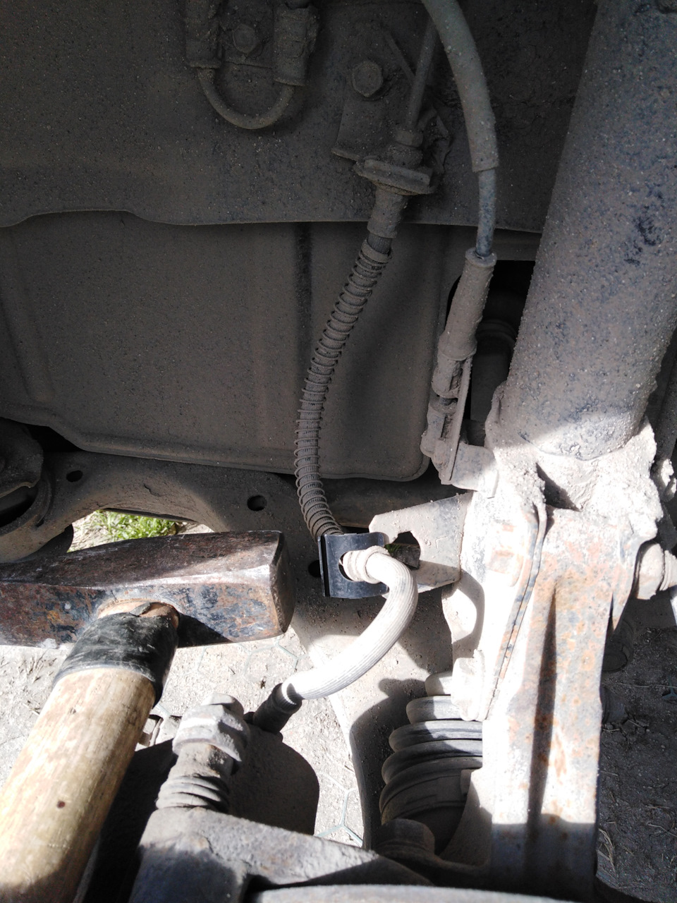 Улетела пружина крепления тормозного шланга — установка новой ...