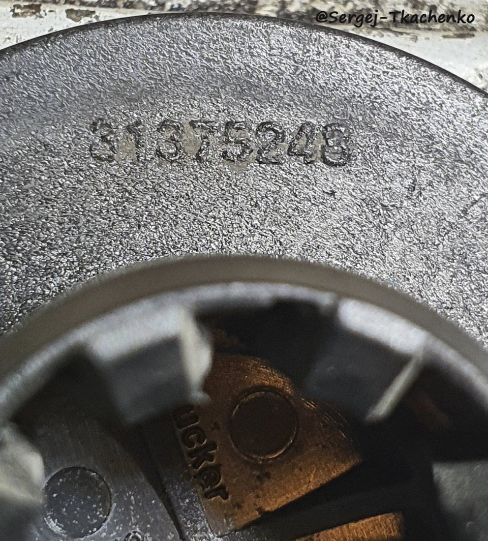 #3 Крепление крышки мотора — Volvo XC70 III, 2,4 л, 2015 года | своими ...