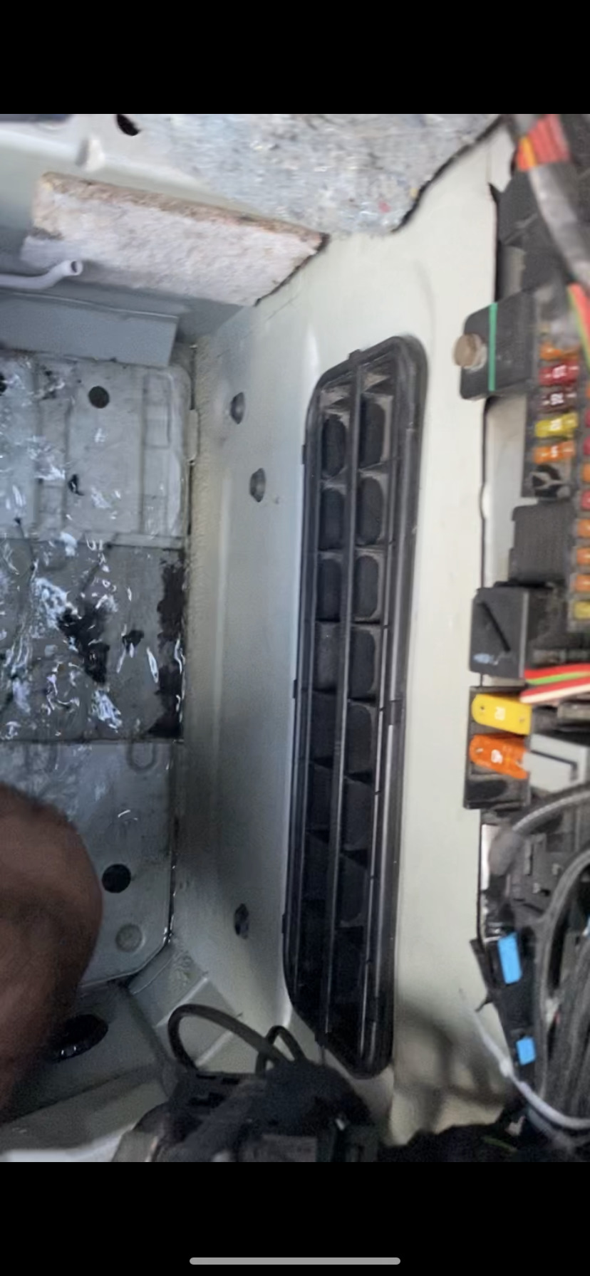 Отсек АКБ и вода — BMW 5 series (E60), 2,5 л, 2004 года | поломка | DRIVE2