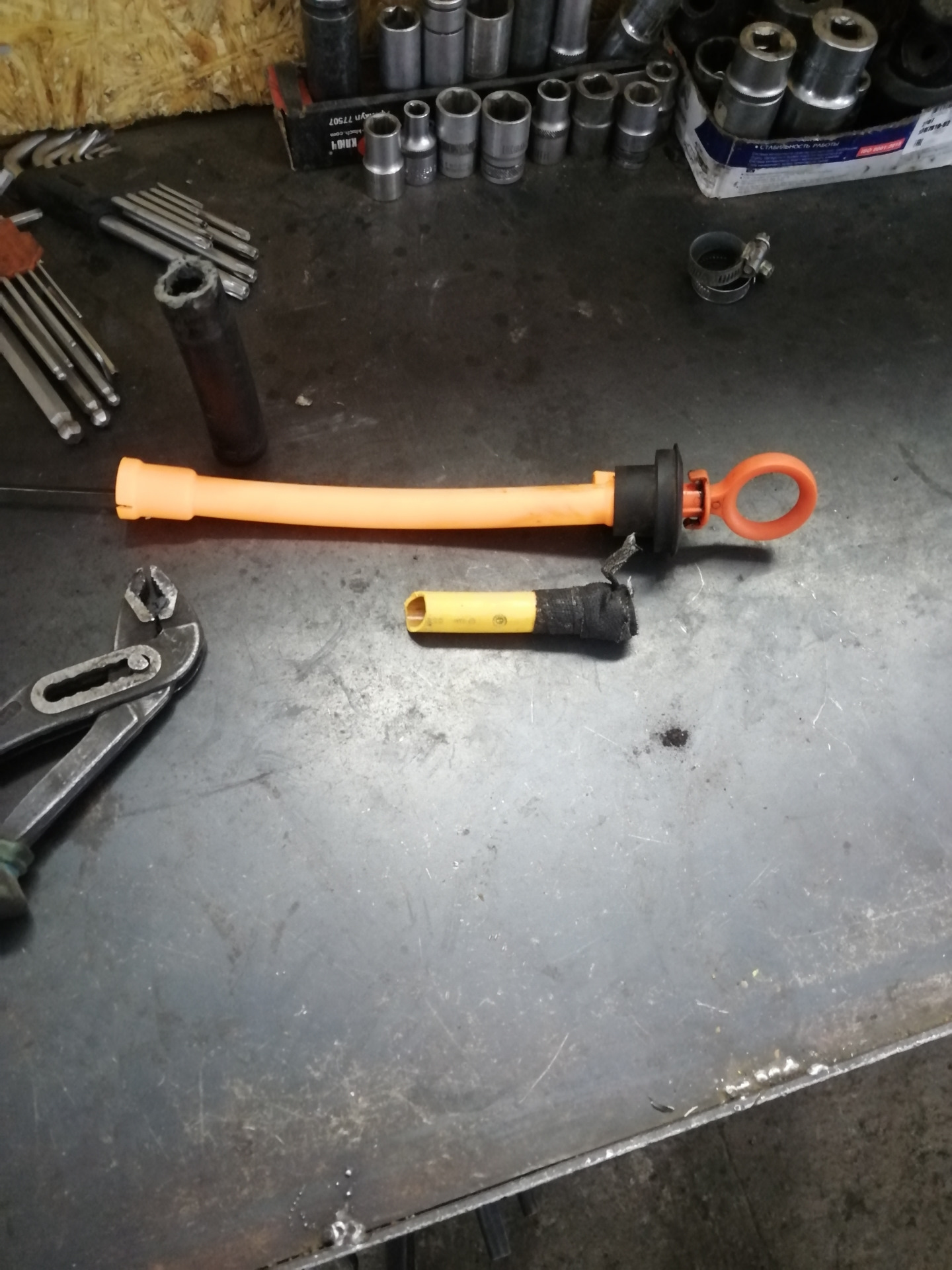 Замена направляющей трубки масляного щупа — Skoda Octavia A5 Mk2, 1,6 л ...