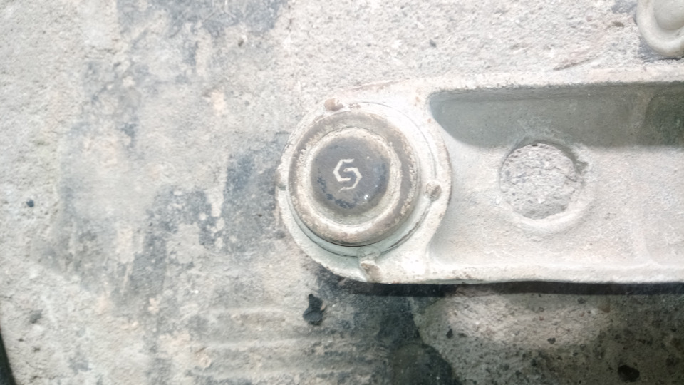 Задний сайлентблок переднего рычага — Mitsubishi Space Wagon (2G), 2 л, 1993 года | своими ...