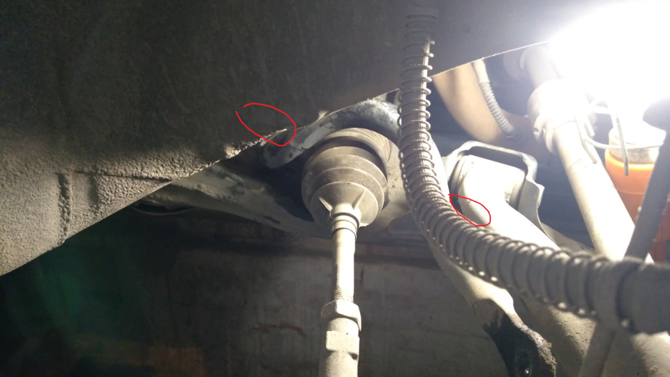 Замена тормозных колодок Hi-Q SP1186, втулок стабилизатора со стойками ...