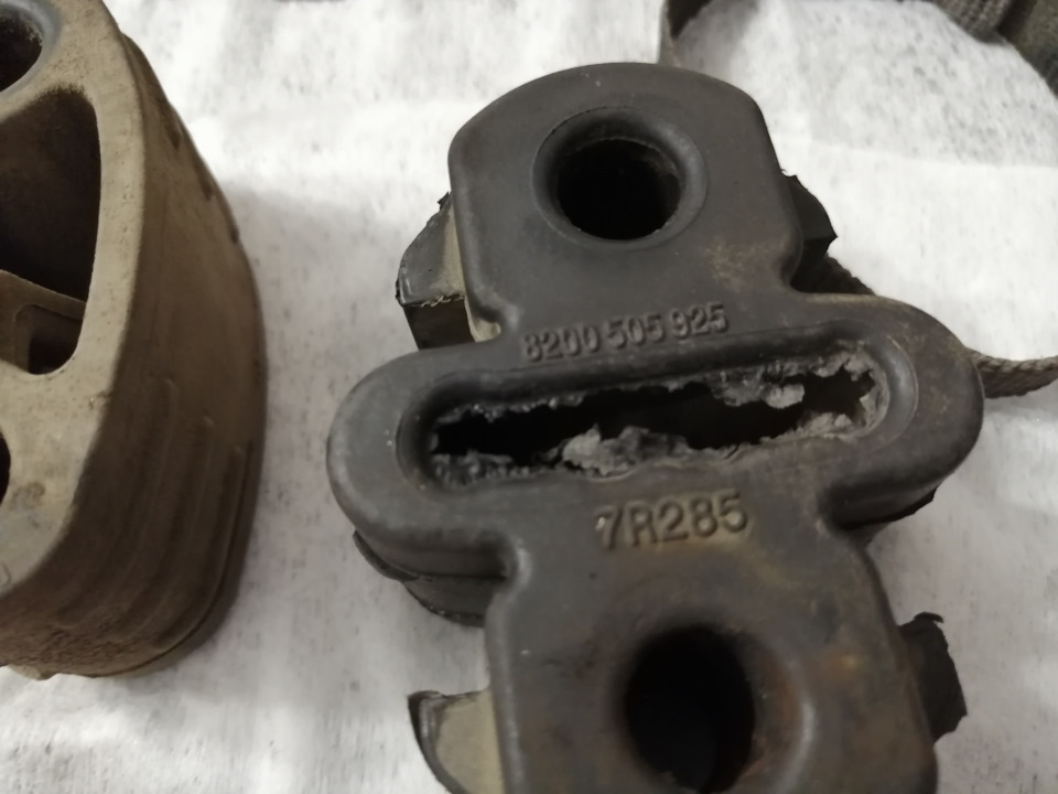 Замена "подушек" выхлопной трубы. Причина "бряцанья" под днищем ...