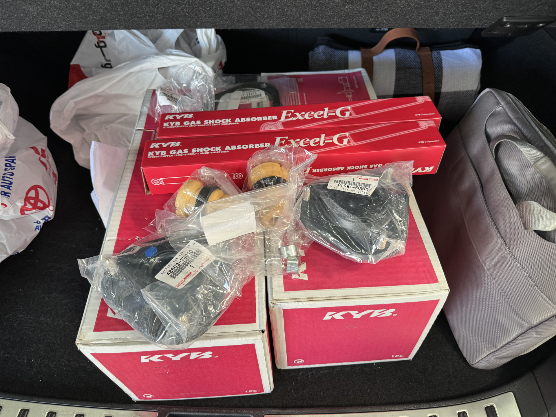 Замена амортизаторов AVS to non-AVS — Lexus NX (1G), 2 л, 2015 года ...