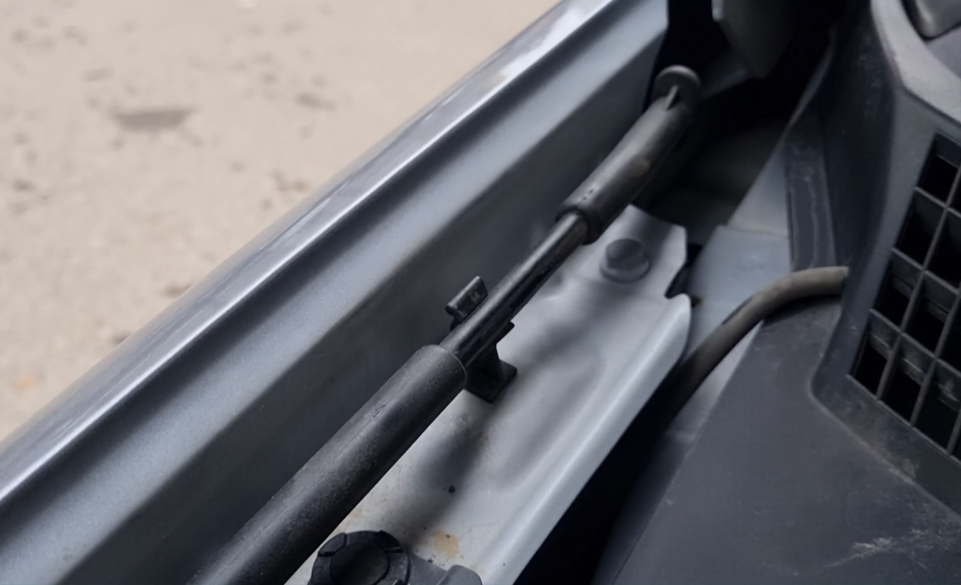 Зажим для капота для Nissan Qashqai J10 (арт. 65722EB300) — Nissan ...