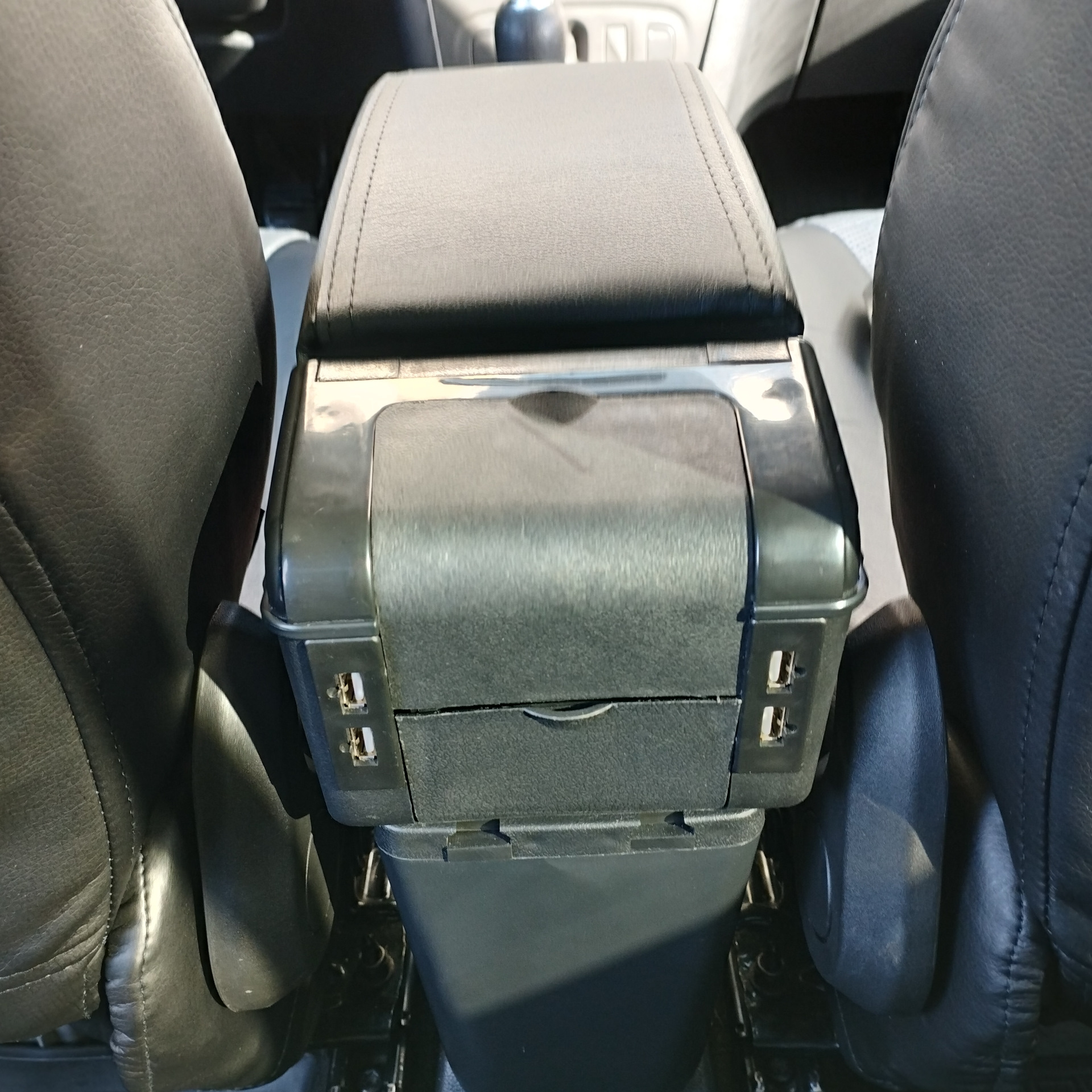 Подлокотник и консоль ручника Рено Логан 2 — Renault Logan (2G), 1,6 л ...