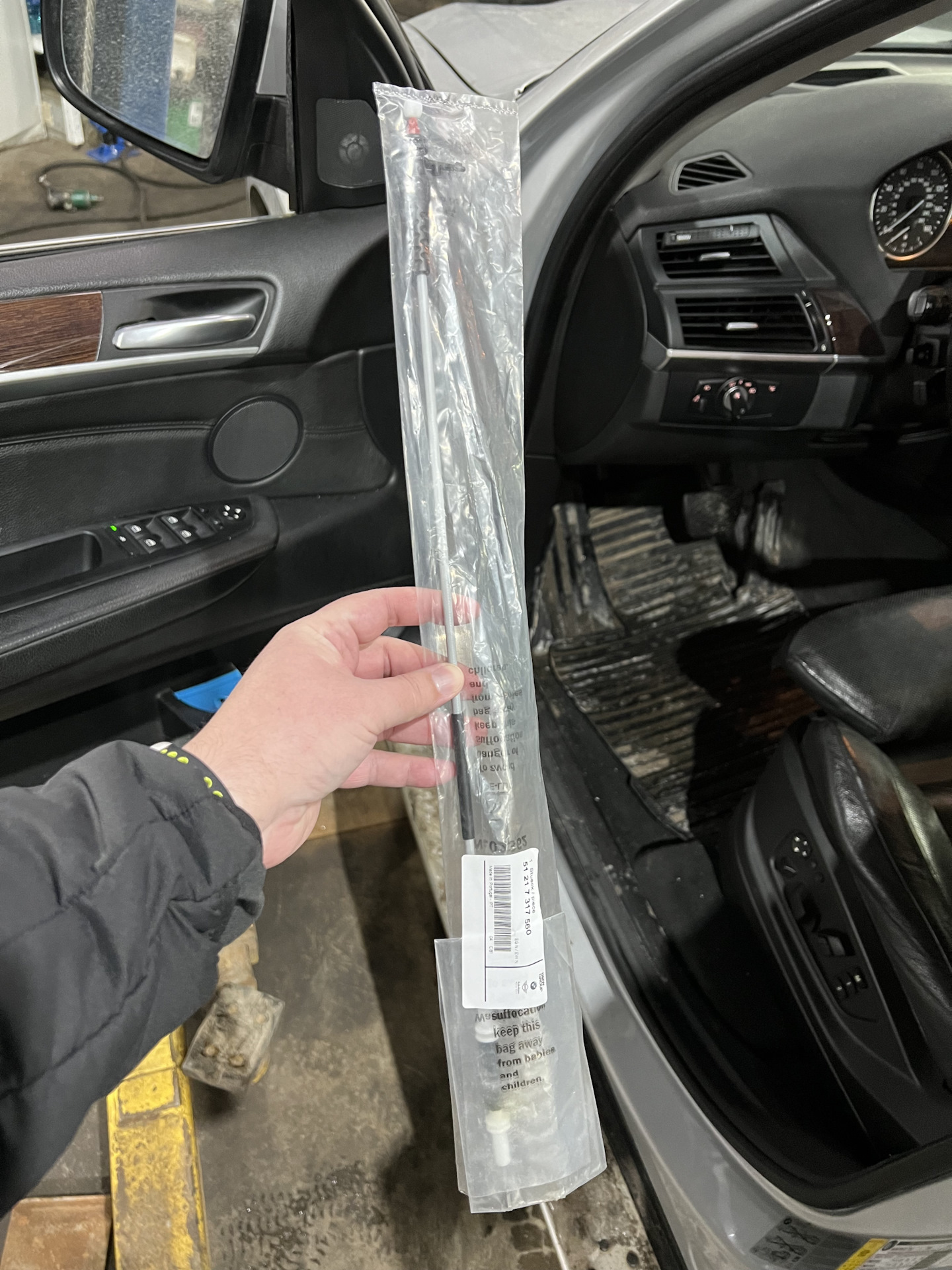 Перестала закрываться водительская дверь в мороз, плохо открывается ...