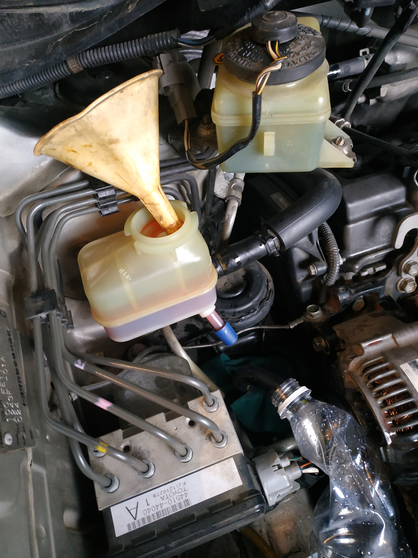 Замена жидкости в гидроусители — Toyota Nadia, 2 л, 2000 года | своими ...