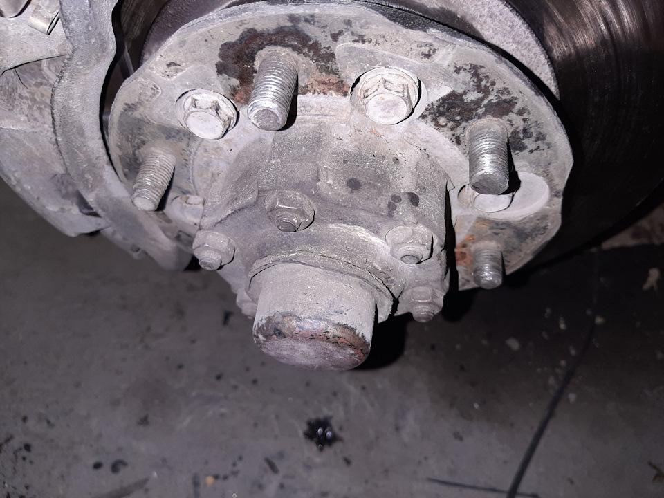 замена шпилек колеса и моторчика печки. — Nissan Elgrand (E50), 3,2 л ...