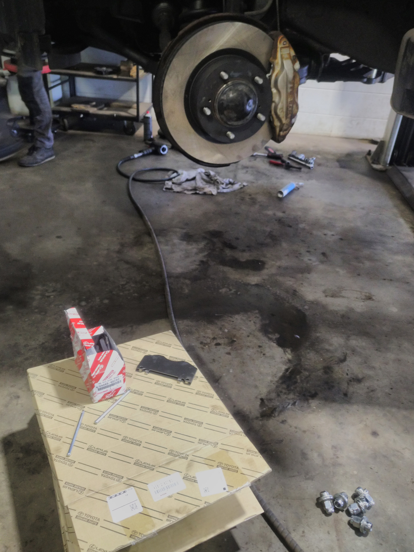 Замена передних тормозных дисков, колодок Toyota Land Cruiser 200 ...