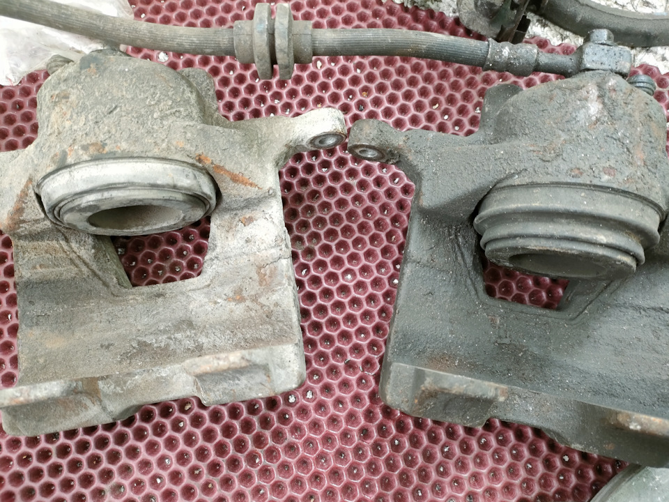 13301190 СУППОРТ CRUZE передний ПРАВЫЙ В СБОРЕ СО СКОБОЙ ! GM ...