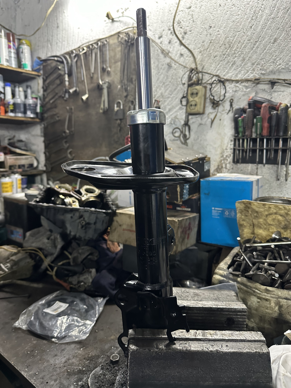 Передние амортизаторы с РАВа) — Geely Emgrand X7, 1,8 л, 2014 года ...