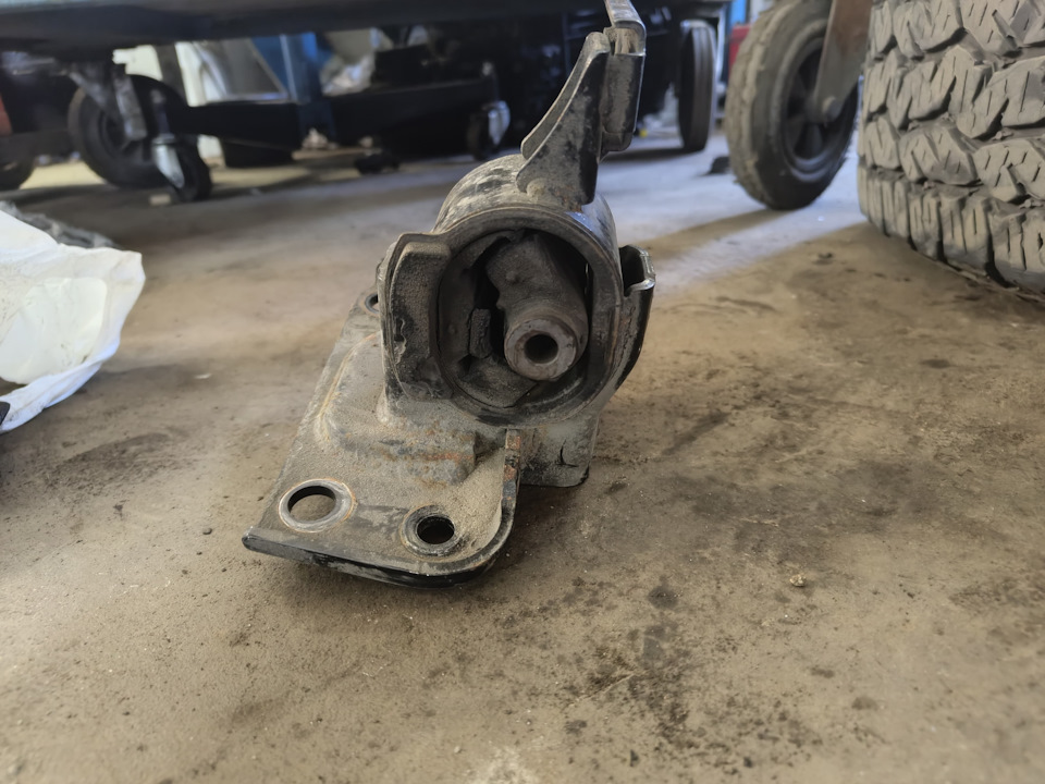 Опора двигателя левая Toyota RAV 4 III 3ZRFAE — DRIVE2