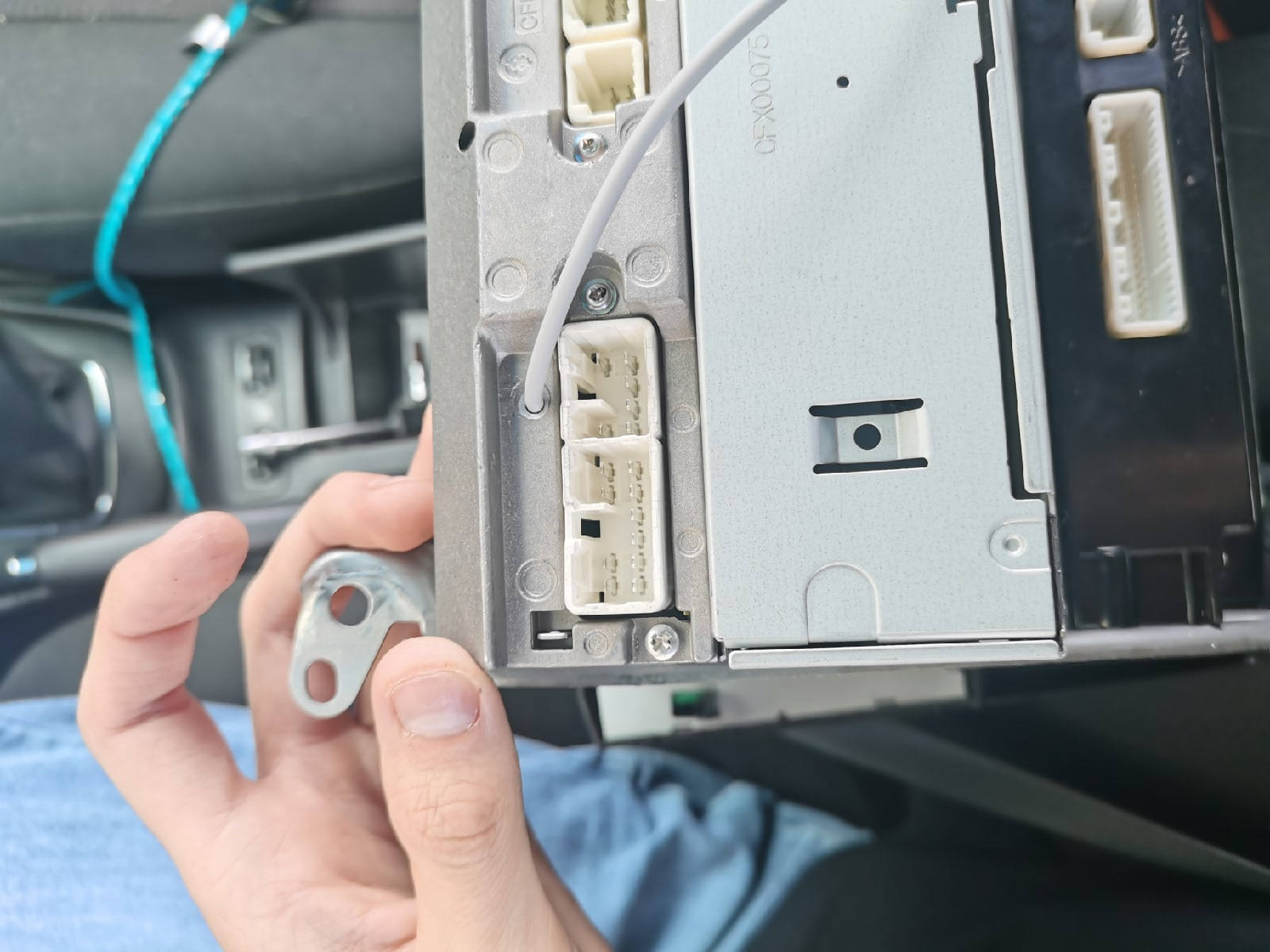 AUX в штатную магнитолу — Toyota Avensis II, 2 л, 2006 года ...