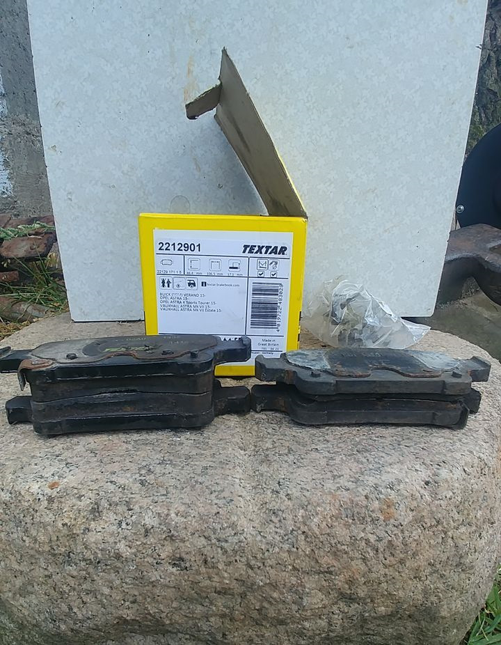 11. Замена передних/задних тормозных колодок в Chevrolet Cruze Gen 2 — Chevrolet Cruze (2G), 1,4 ...