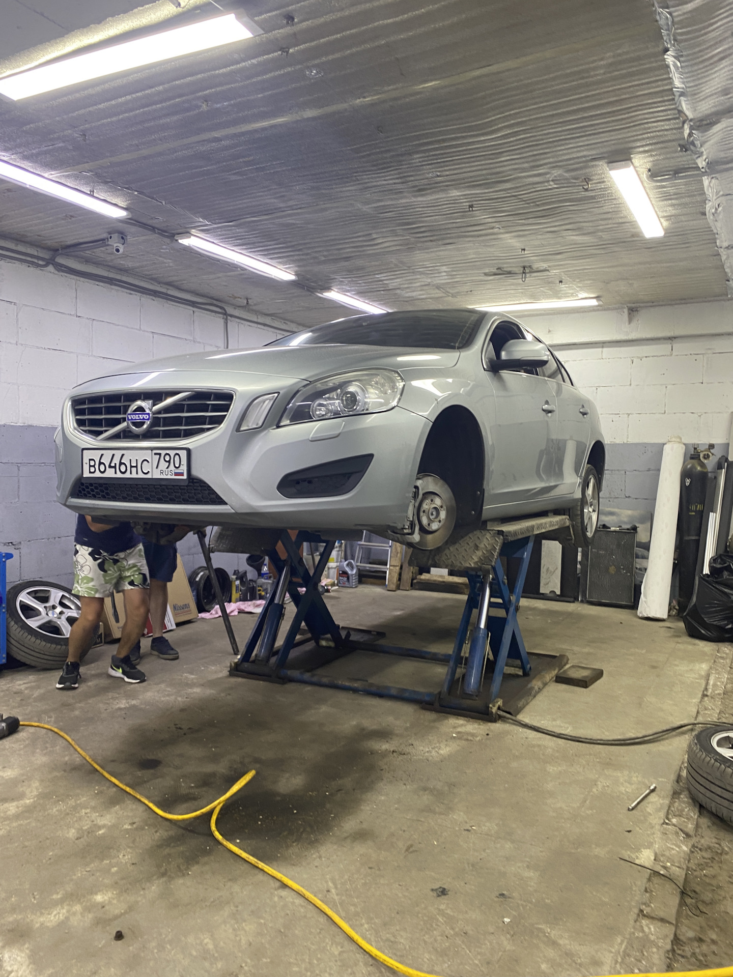 Замена передних стоек амортизаторов — Volvo S60 (2G), 2,4 л, 2010 года ...