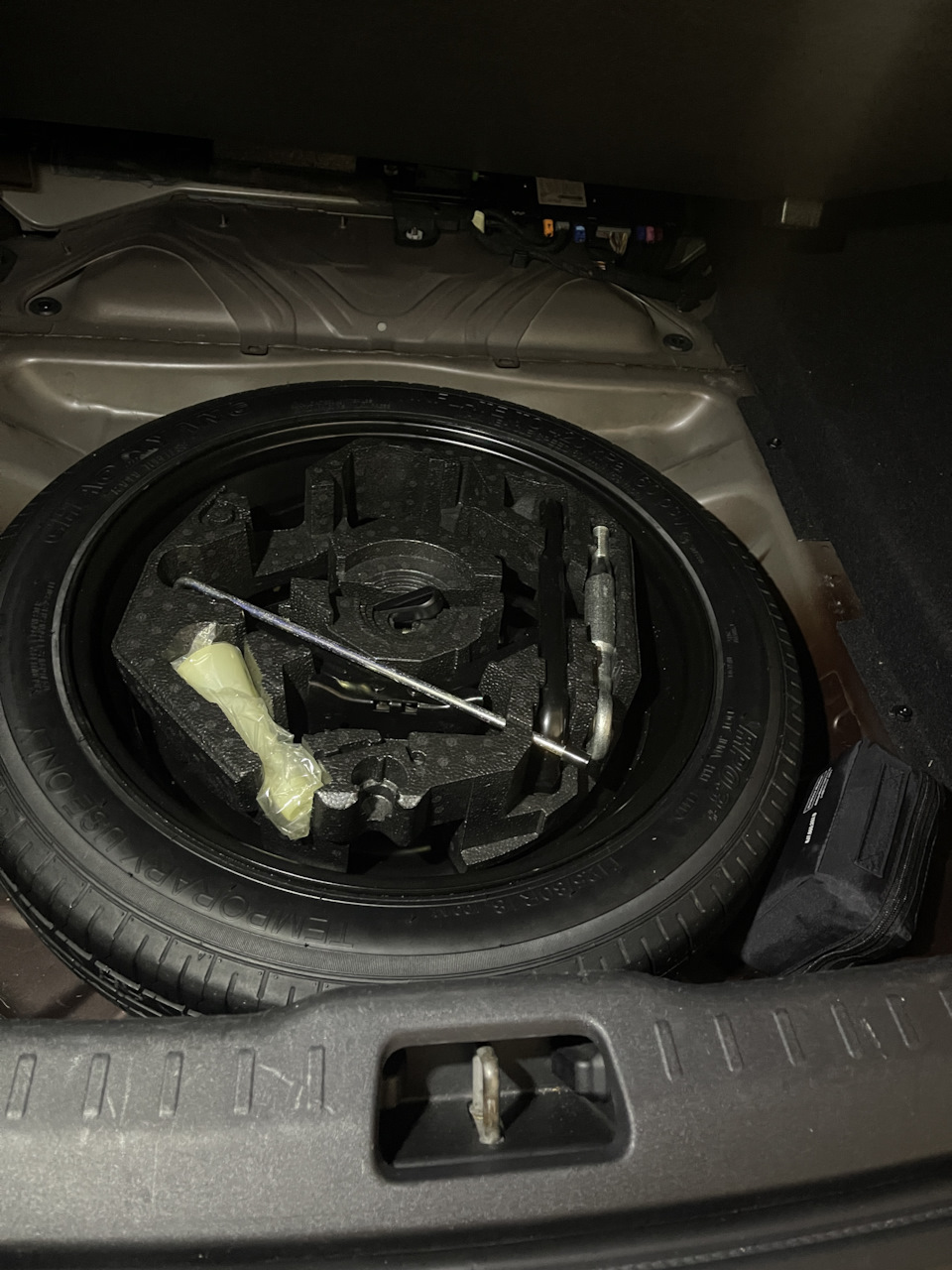 31329317 Штырь фиксирующий запасного колеса Volvo | Запчасти на DRIVE2