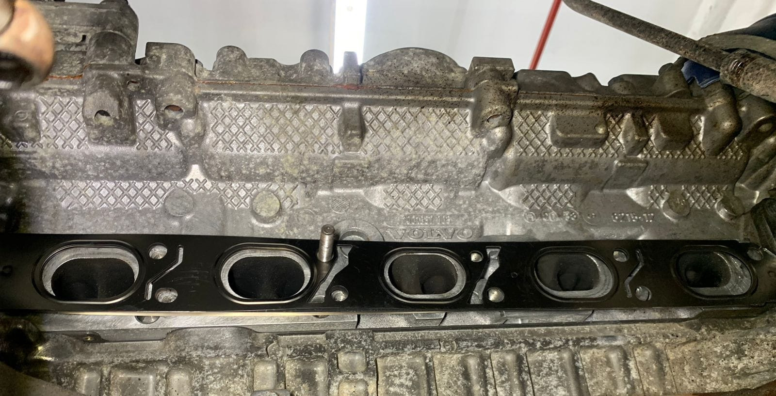 Замена прокладки выпускного коллектора. — Volvo XC70 II, 2,5 л, 2003 ...