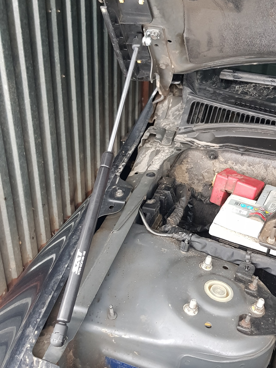 Газовые упоры вместо кочерги — Suzuki Grand Vitara (2G), 2 л, 2008 года ...