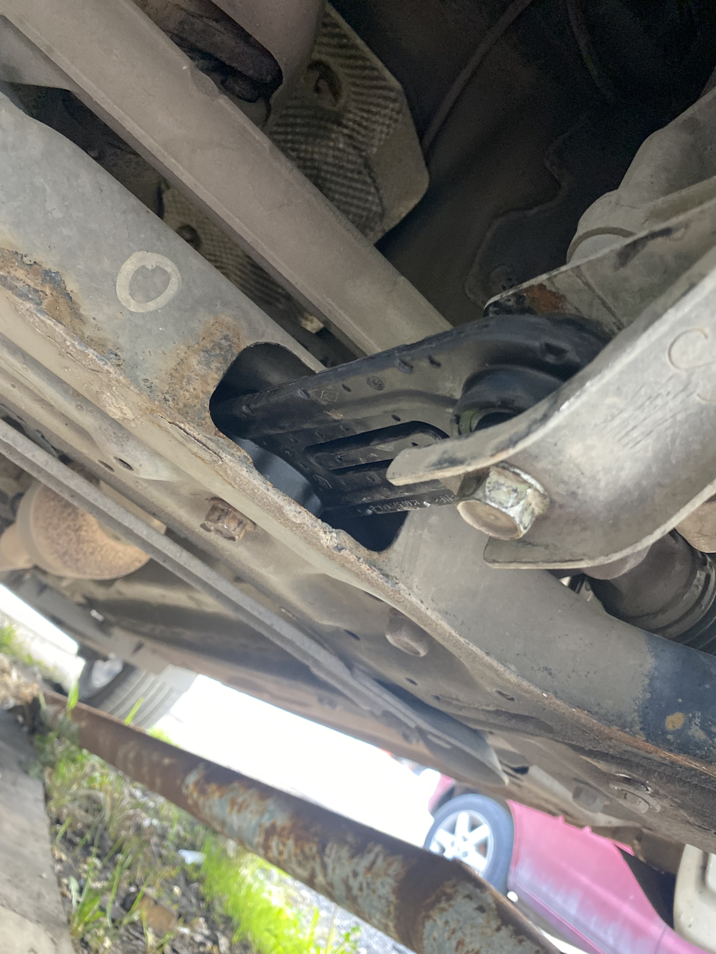 Замена нижней опоры ДВС — Nissan Qashqai (1G), 2,5 л, 2013 года ...