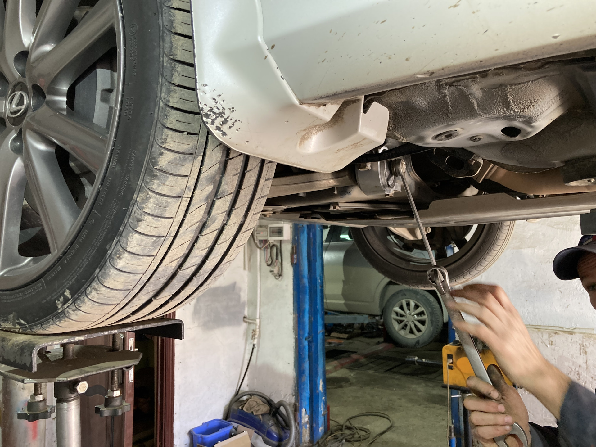 Замена задних сайлентблоков передних рычагов — Lexus GS (L10), 3,5 л ...