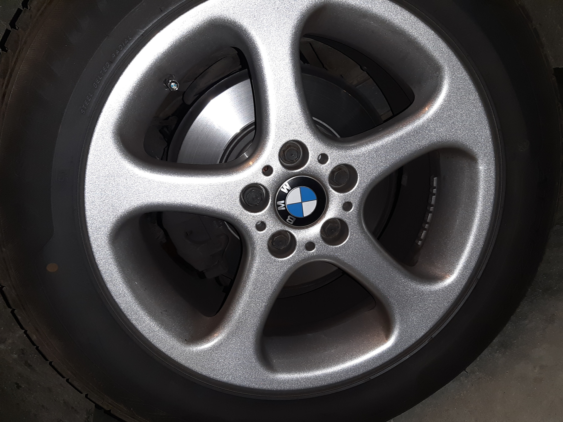 Новая жизнь колпака ступицы колеса — BMW X5 (E53), 3 л, 2001 года ...