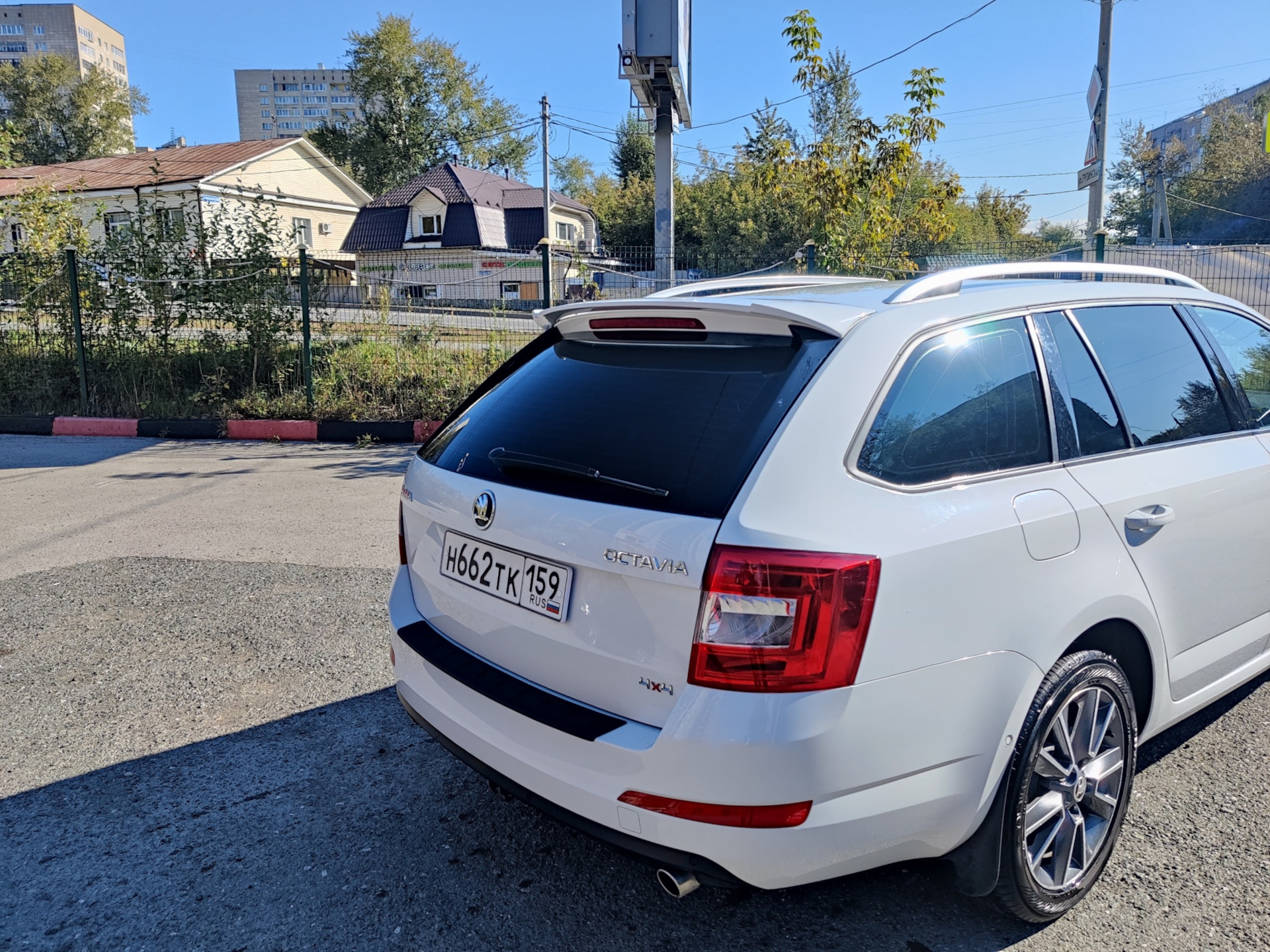 8. Черная решетка радиатора. Накладки на задние стекло. — Skoda Octavia Combi A7 Mk3, 1,8 л ...